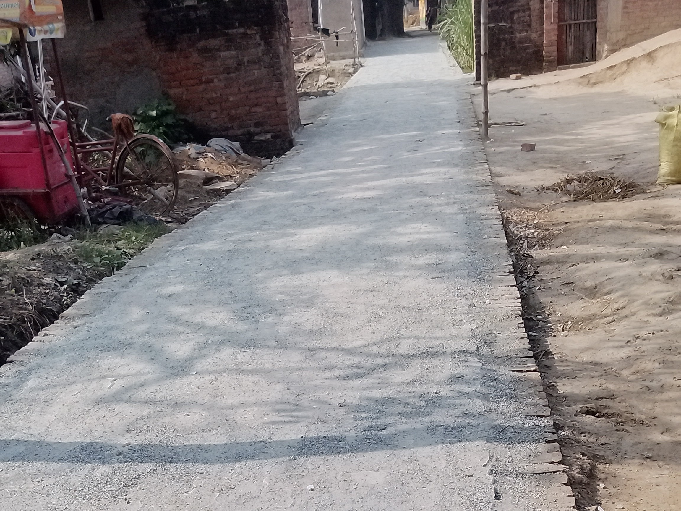 A 20-year-old disputed road was built in Kacharia village. | कचरिया ...