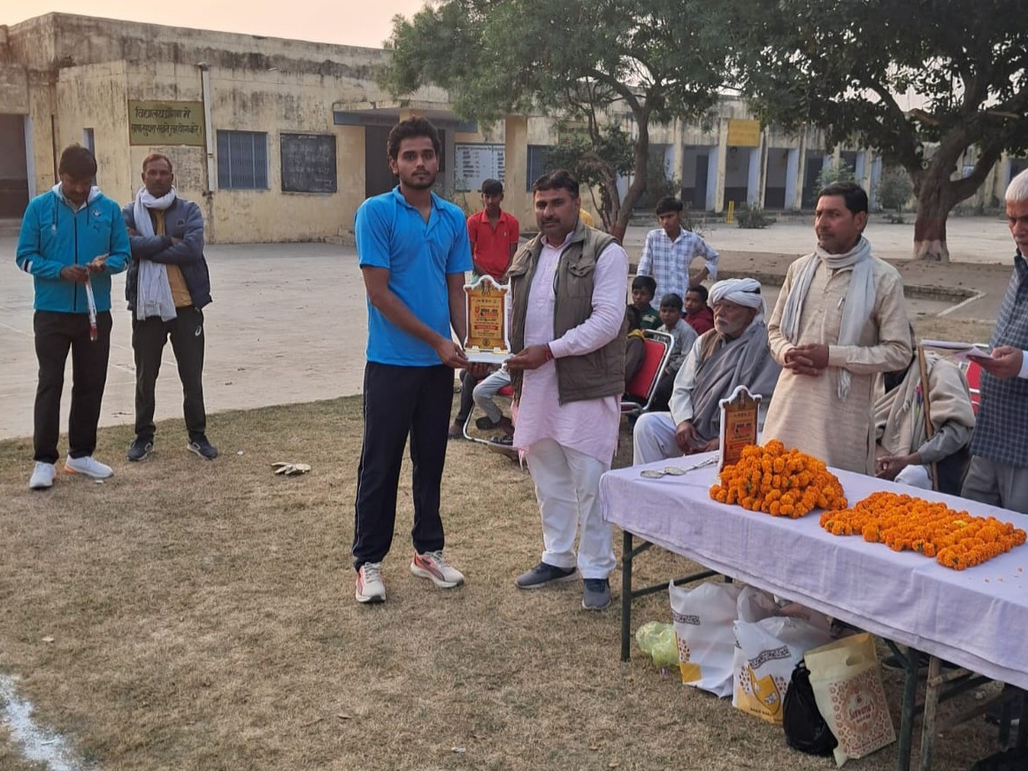Volleyball team honored at MP Sports Festival in Baghpat | बागपत में ...