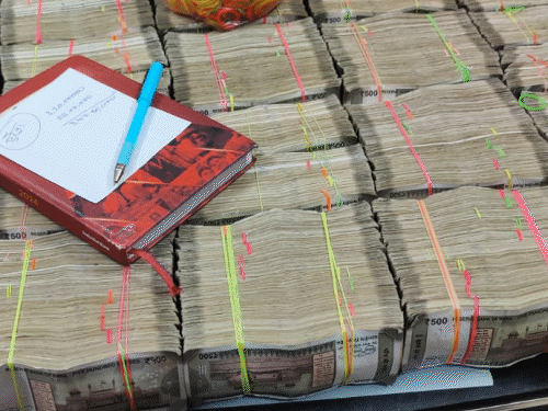 Maharashtra Hawala Racket IT Raid; Sagar Car Cash Seizure Photos | 3.98 ...