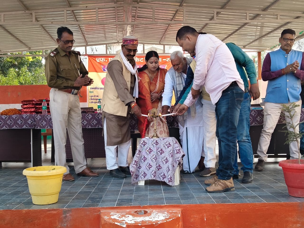 Distribution of FLN kits in Tarhari, Halsi | हलसी के तरहारी में FLN किट ...