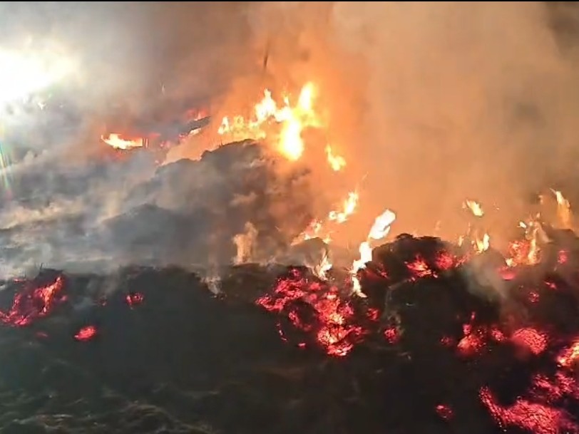 A trolley loaded with stubble caught fire in Fazilka. | फा जिल्का में ...