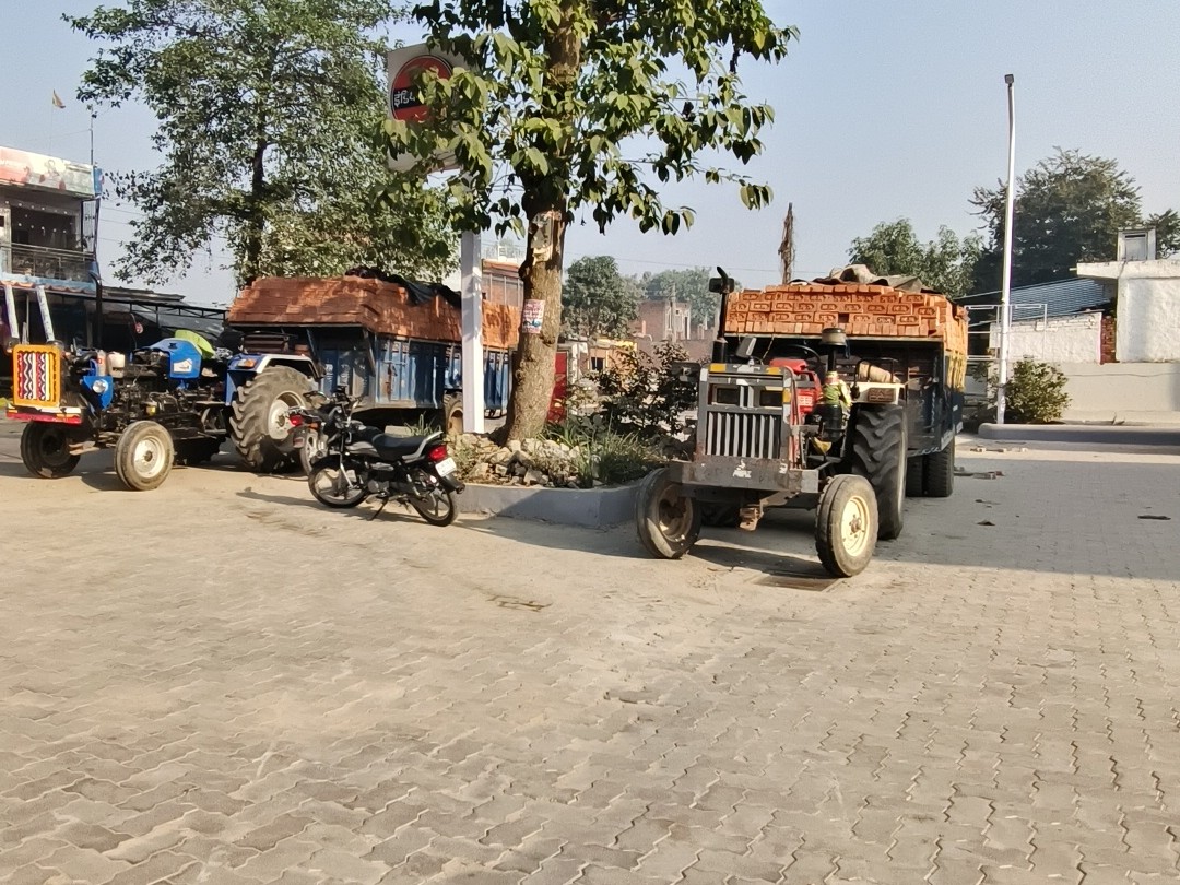Overloaded brick trolleys at Mahadeva intersection