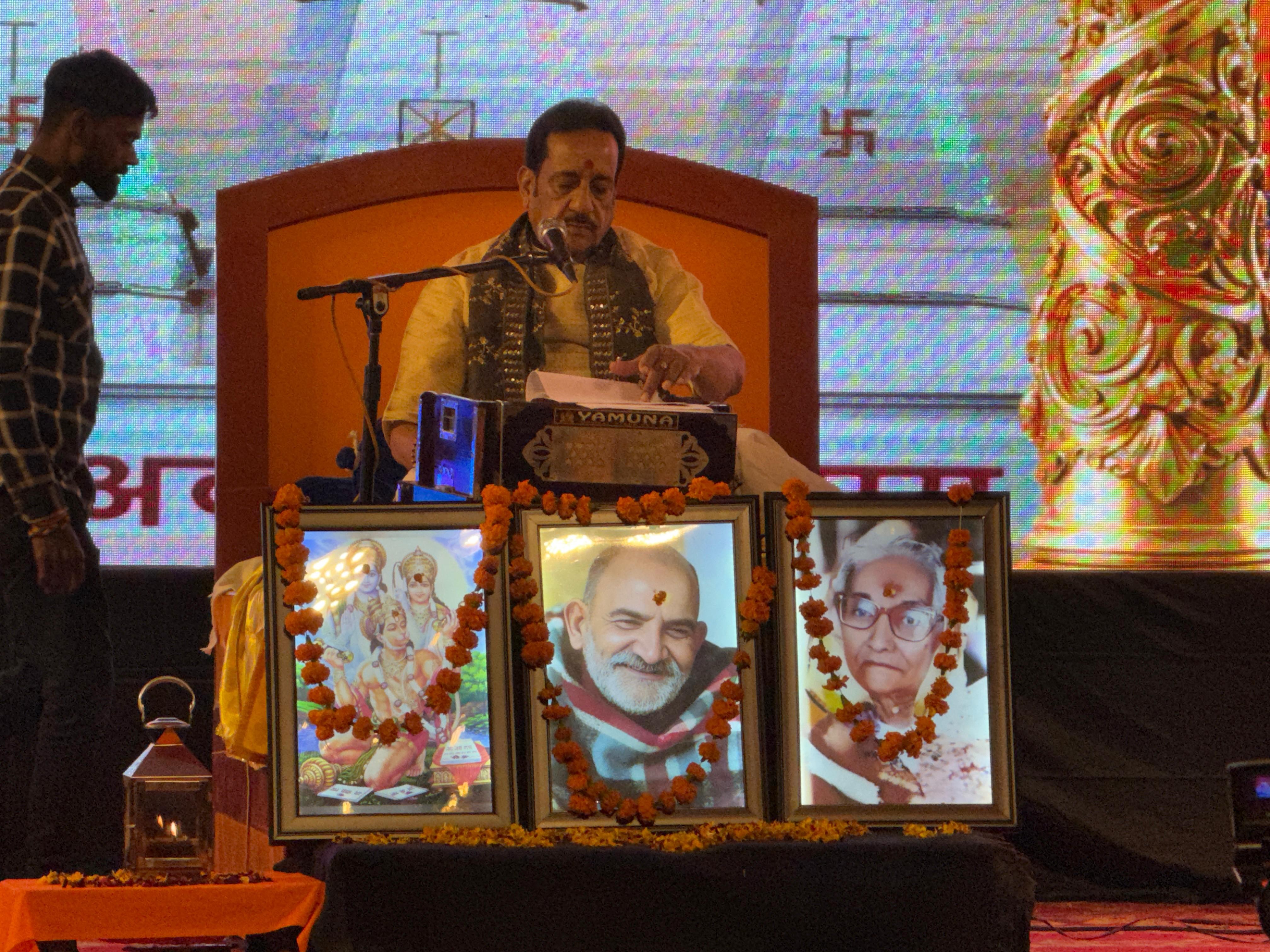 Baba Neem Karoli's appearance festival in Firozabad, Devotees danced to ...
