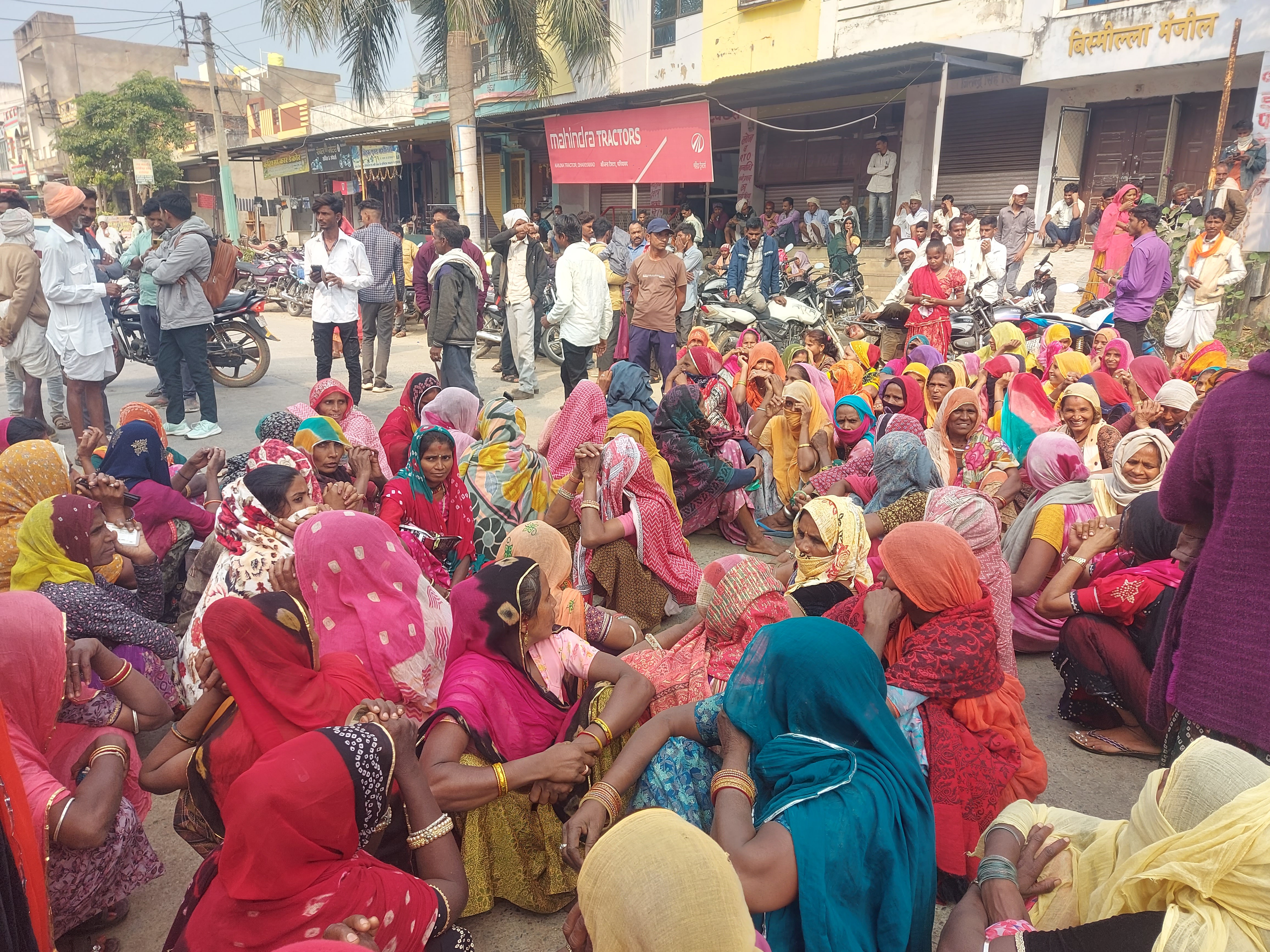 Farmers protest over fertilizer shortage | खाद किल्लत पर किसानों का ...