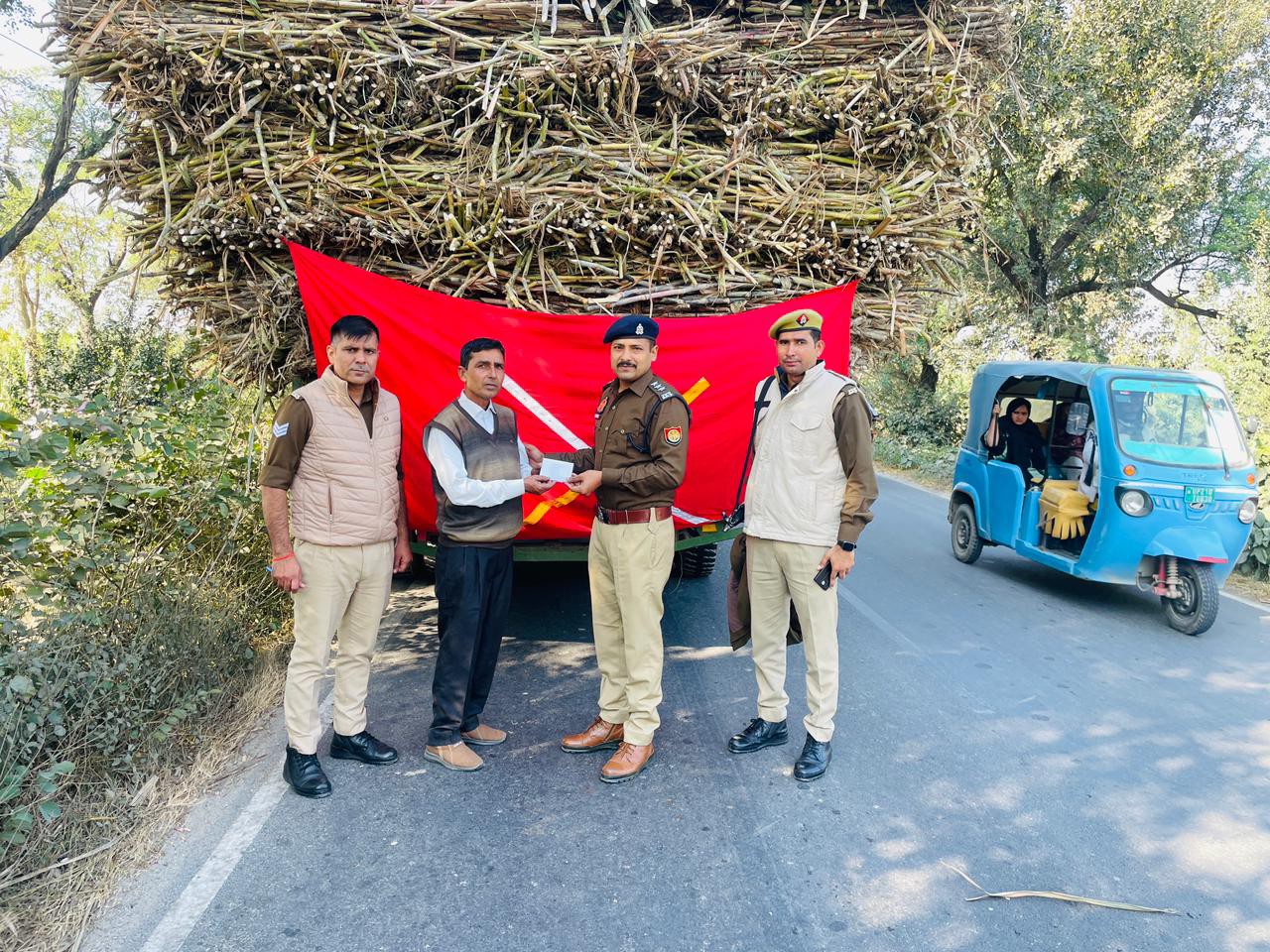 Tractor driver honored for following traffic rules in Rampur | रामपुर ...