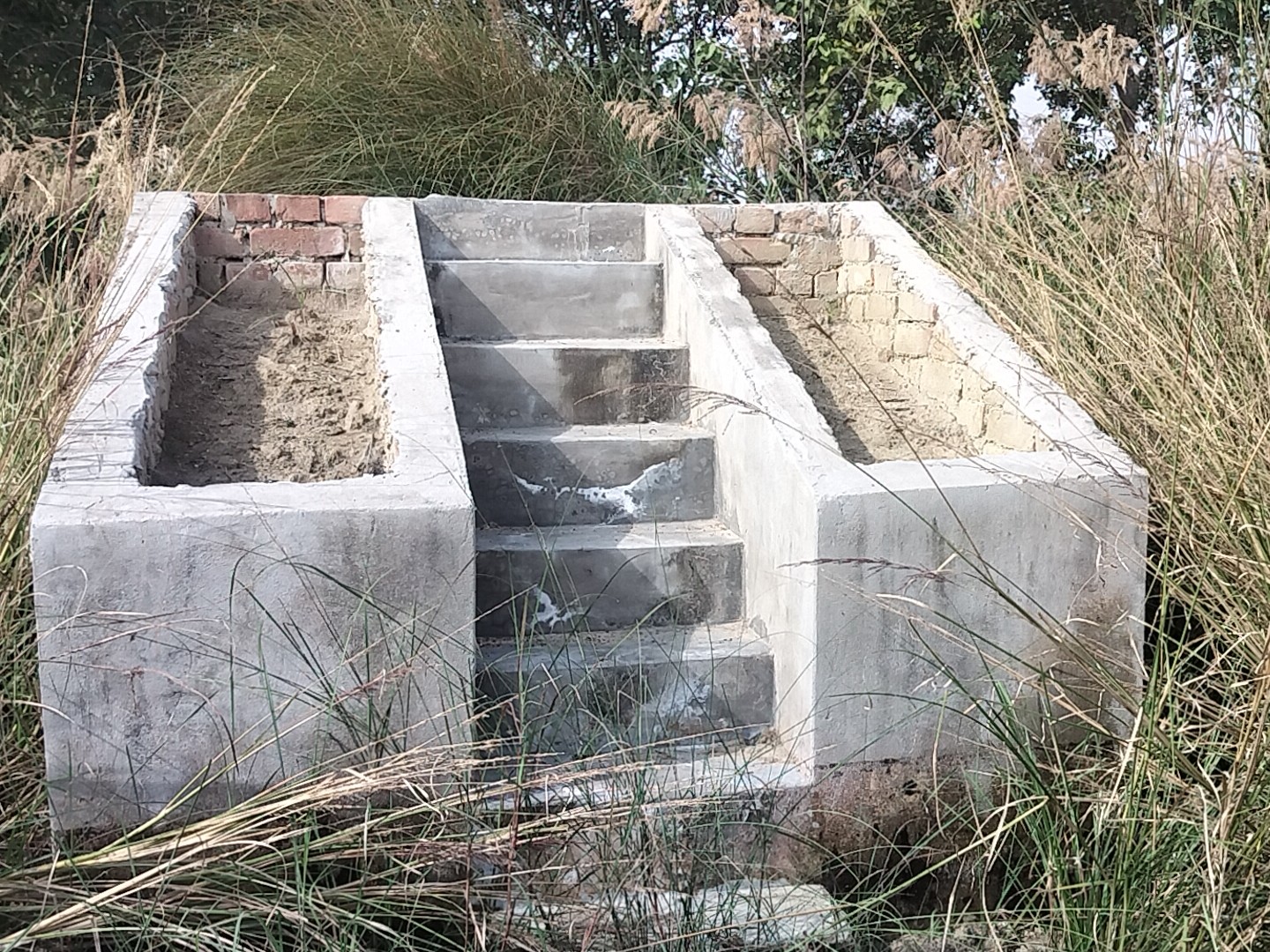 24 lakh worth of cremation ground in Hata is useless | हाटा में 24 लाख ...