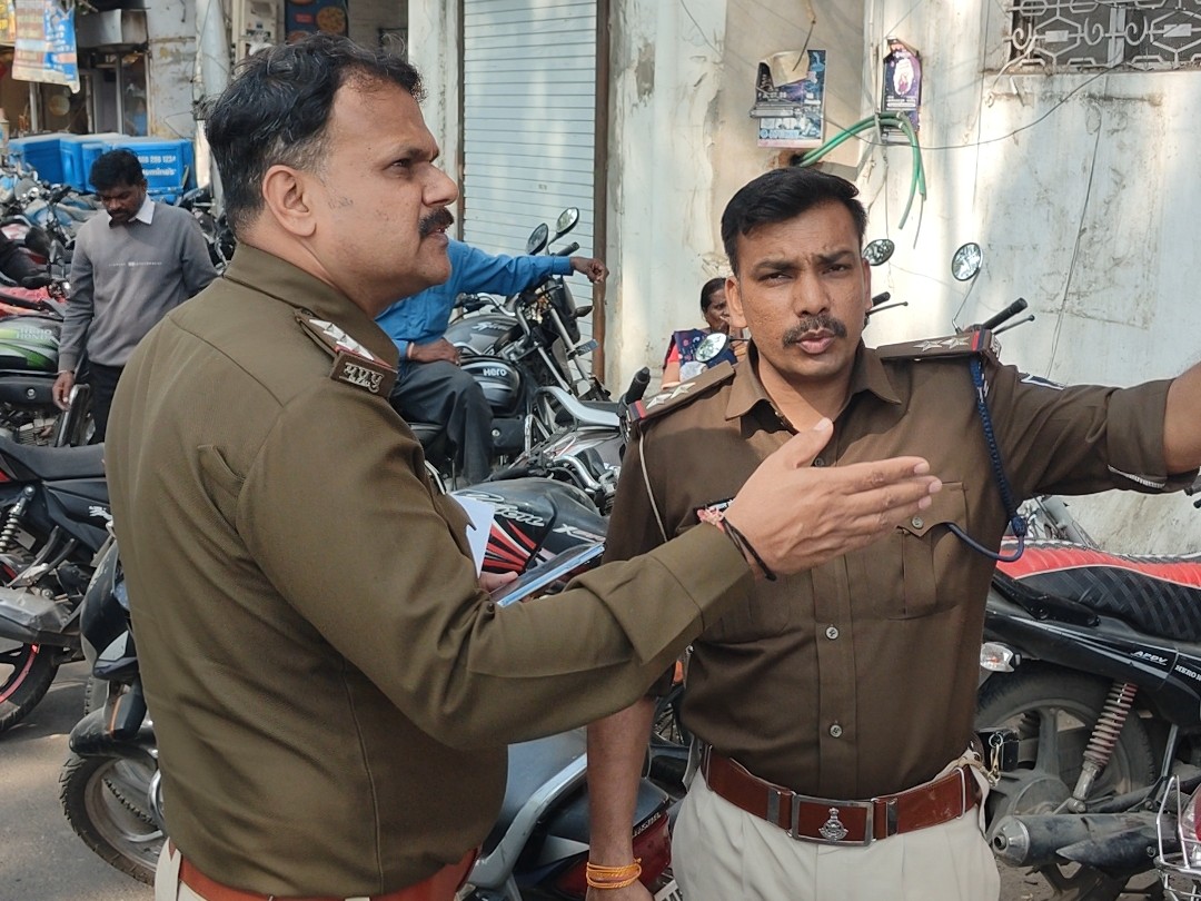 Bike-borne robbers steal ₹10 lakh outside bank in Mhow: Liquor company ...