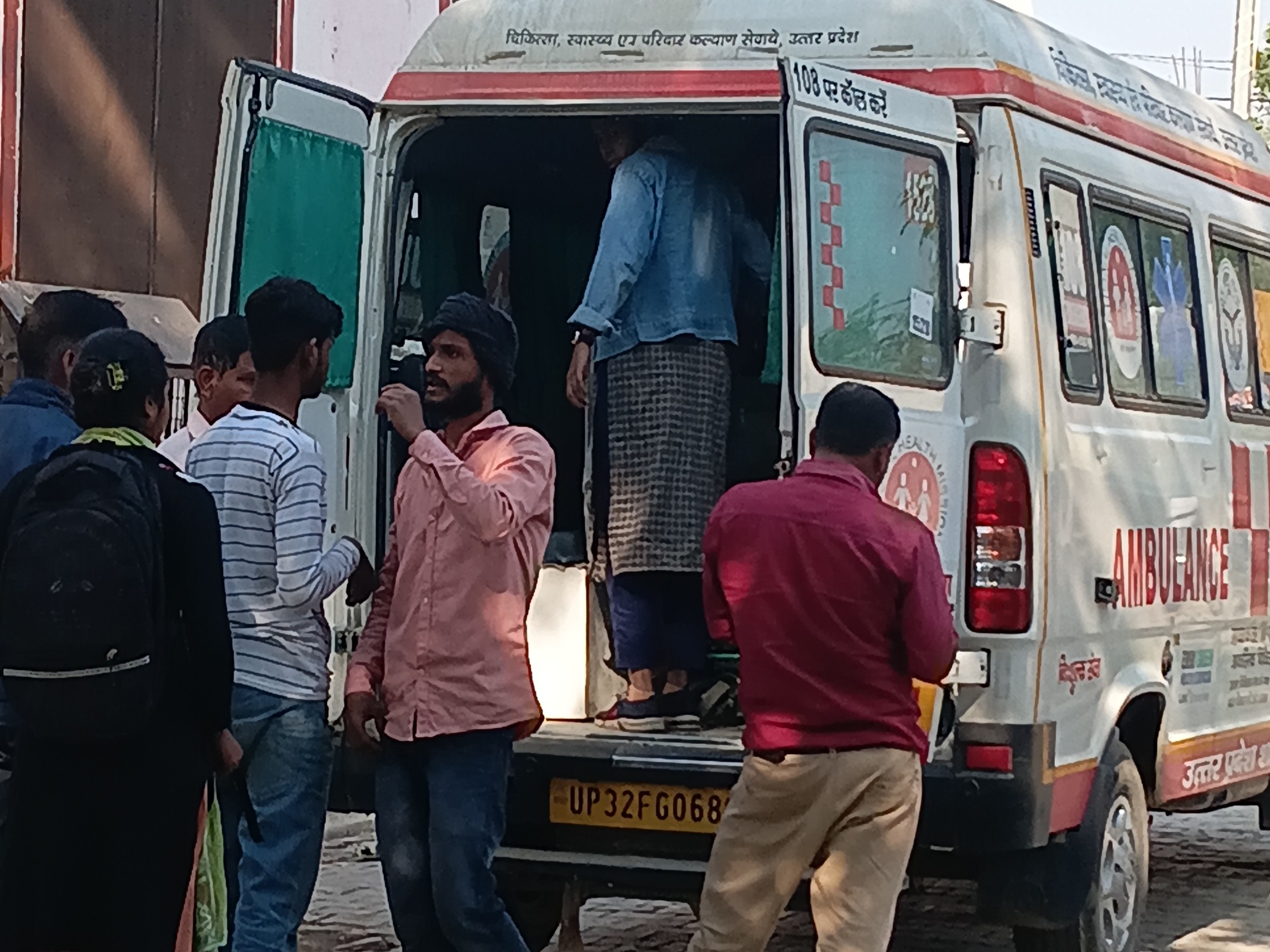 Woman riding a bike seriously injured in Barabanki | बाराबंकी में बाइक सवार महिला गंभीर घायल ...