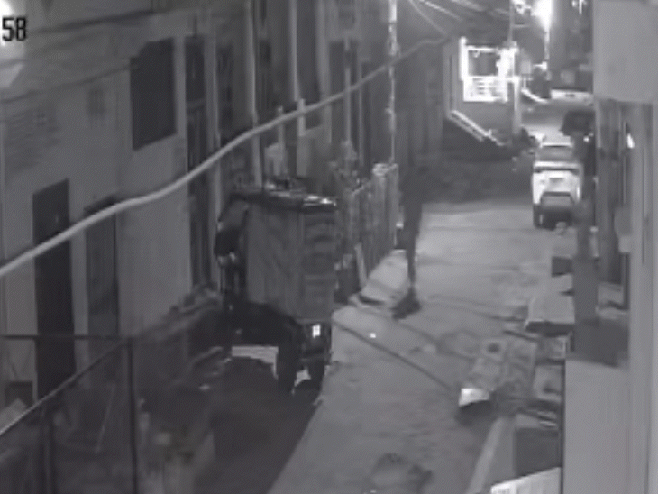 Robber in gown storms businessman's house: Elderly mother resists ...