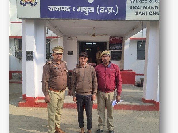 Jamunapar police arrested a criminal who was banned from the district.
