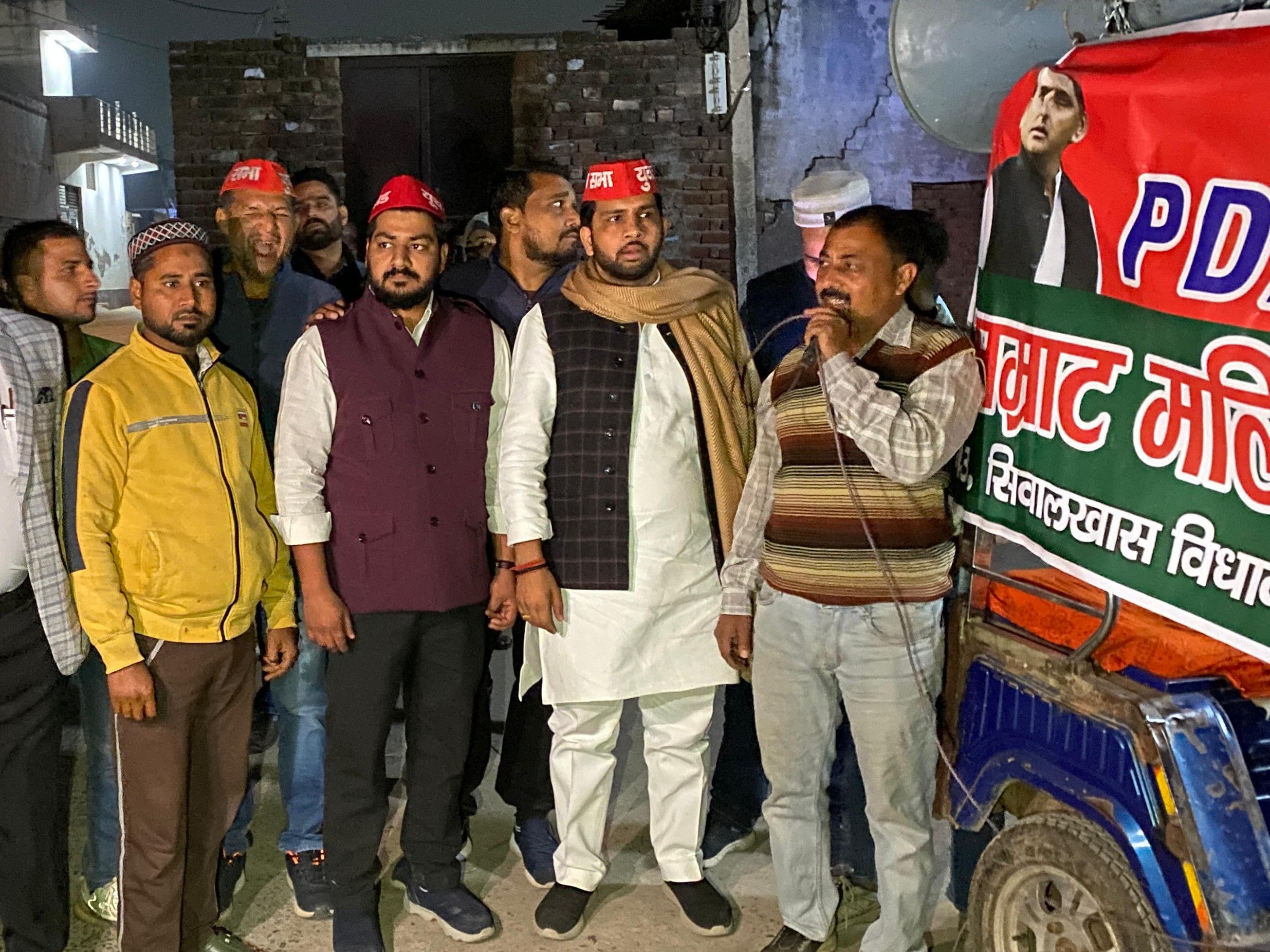 SP made voters aware about filling SIR form | सपा ने मतदाताओं को SIR ...