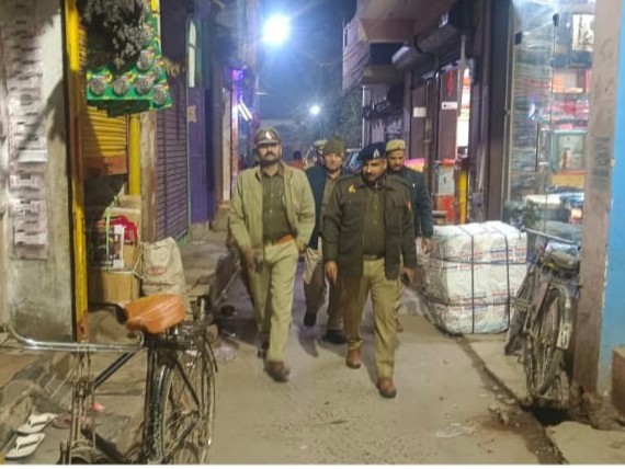 Circle Officer Janeshwar Prasad Pandey patrolled the market with the ...