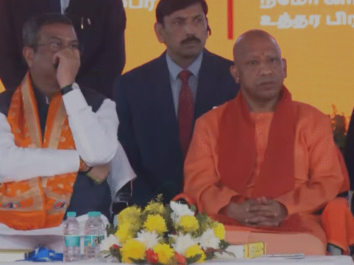 Youth runs toward CM Yogi, Commandos stop and detain him Dragged away ...