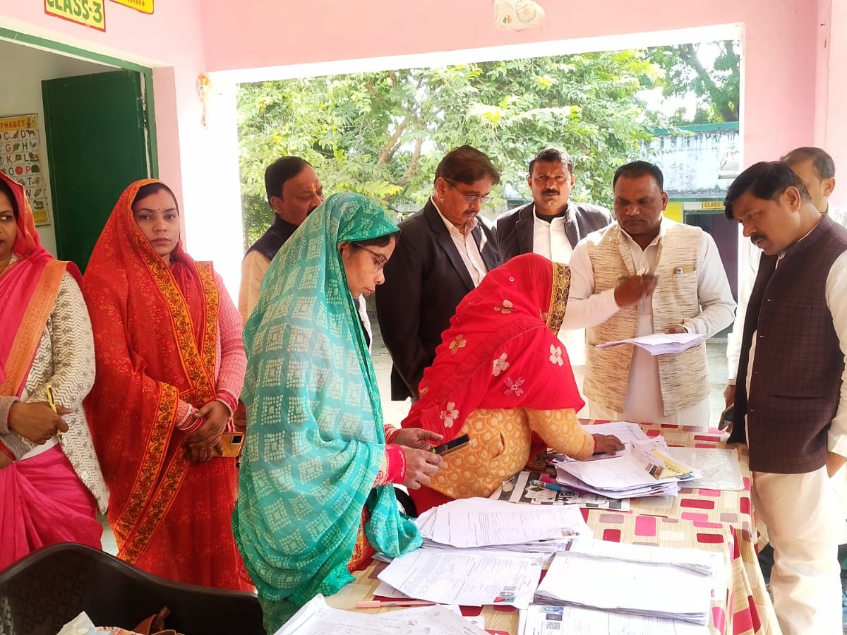 SP raises questions on SIR form process in Chila | चील्ह में सपा ने SIR फॉर्म प्रक्रिया पर उठाए ...