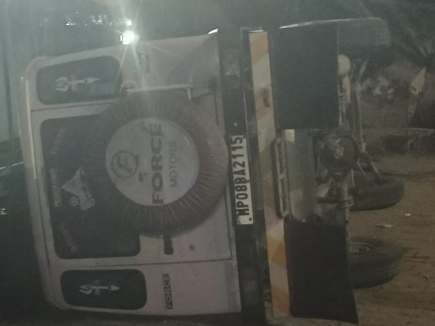 Car collides with tempo in Shivpuri | शिवपुरी में कार ने टेंपो को मारी टक्कर: झांसी तिराहा की ...