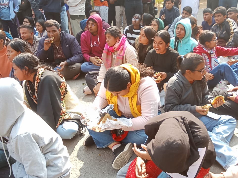Students jammed outside BHU for 20 hours