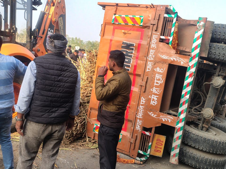 Overloaded sugarcane truck crushes e-rickshaw | ओवरलोड गन्ना लदे ट्रक ...