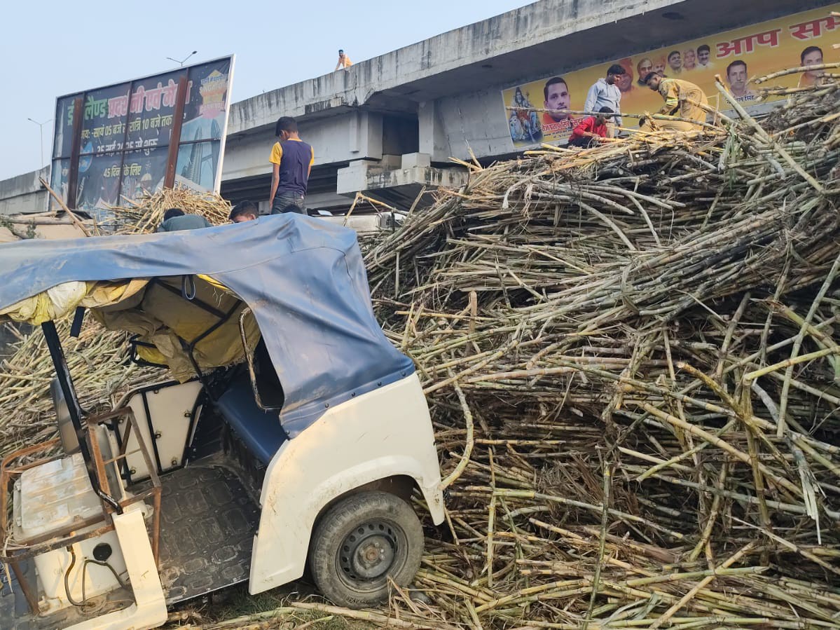 Overloaded sugarcane truck crushes e-rickshaw | ओवरलोड गन्ना लदे ट्रक ...