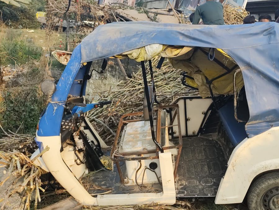 Overloaded sugarcane truck crushes e-rickshaw | ओवरलोड गन्ना लदे ट्रक ...