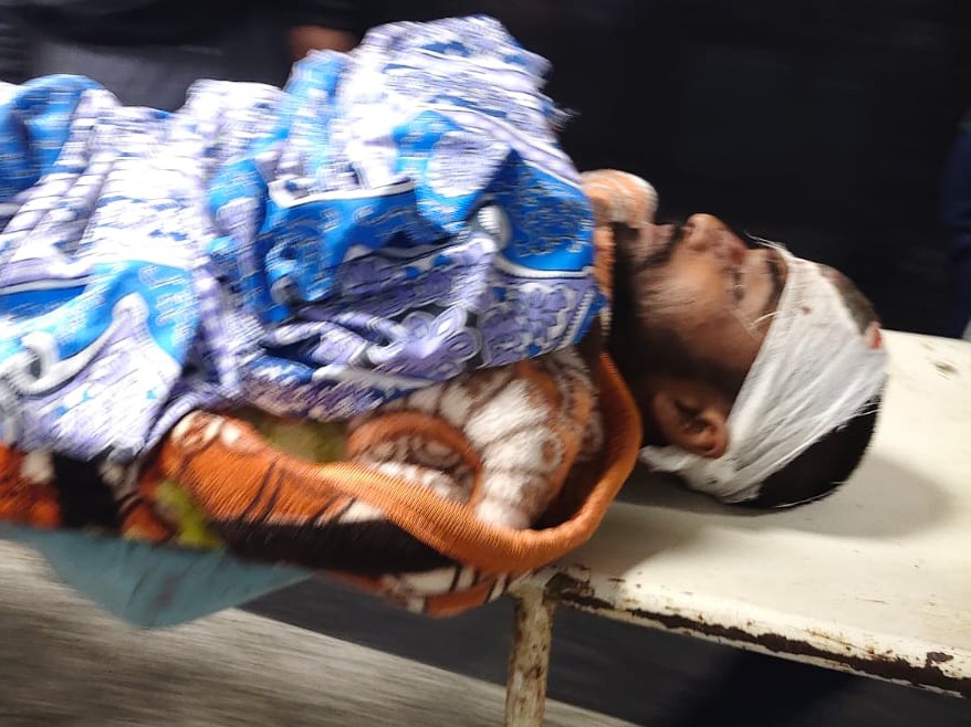 Two brothers riding a bike were injured after being hit by an unknown vehicle. | अज्ञात वाहन की ...