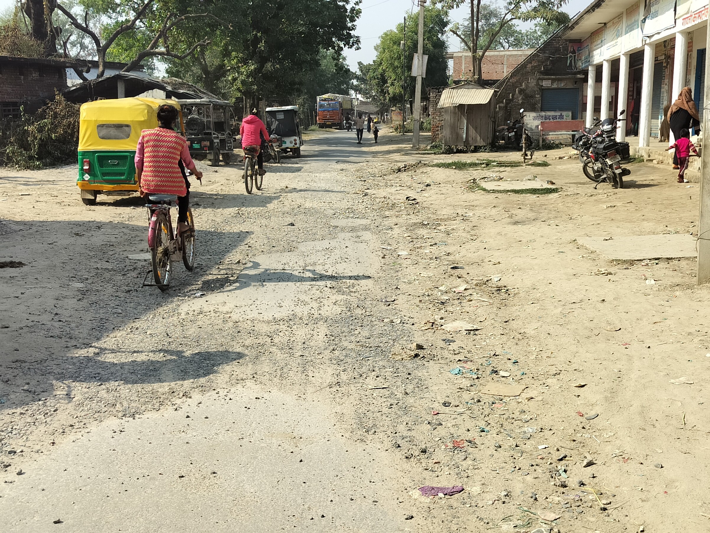 There is trouble in movement, PWD assured to repair it soon. | सिधौना-पूरबगांव में सड़क जर्जर ...