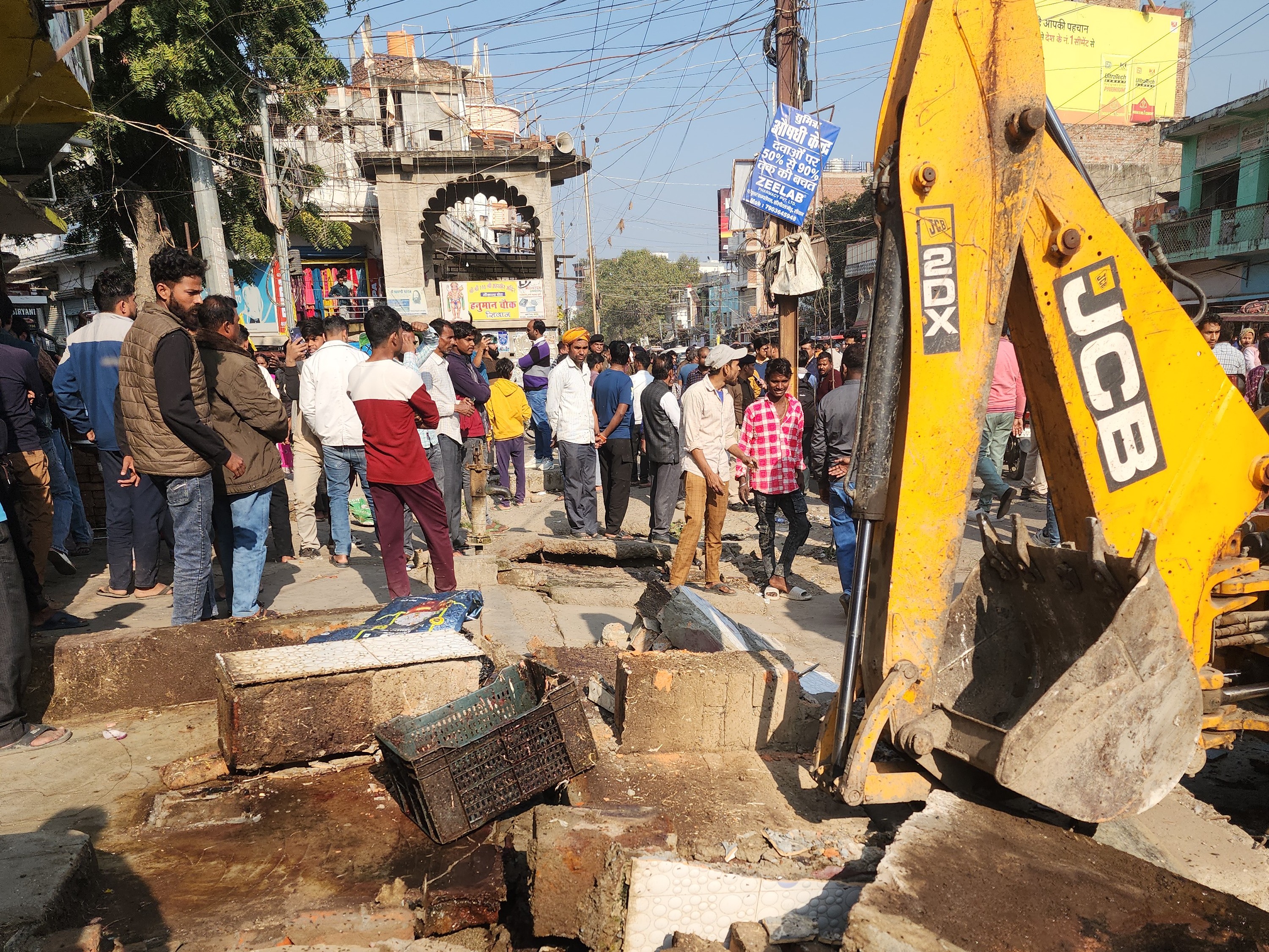 Bulldozers ran all day to remove encroachment in Siwan