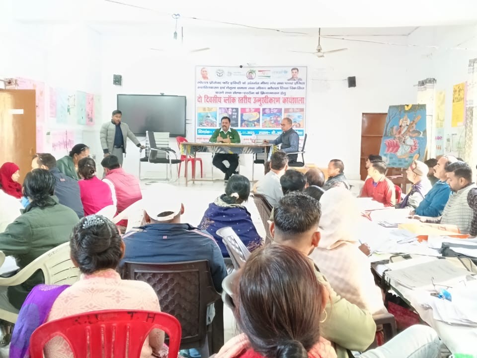 Auraiya DM checked the progress of the special revision program. | औरैया DM ने विशेष पुनरीक्षण ...