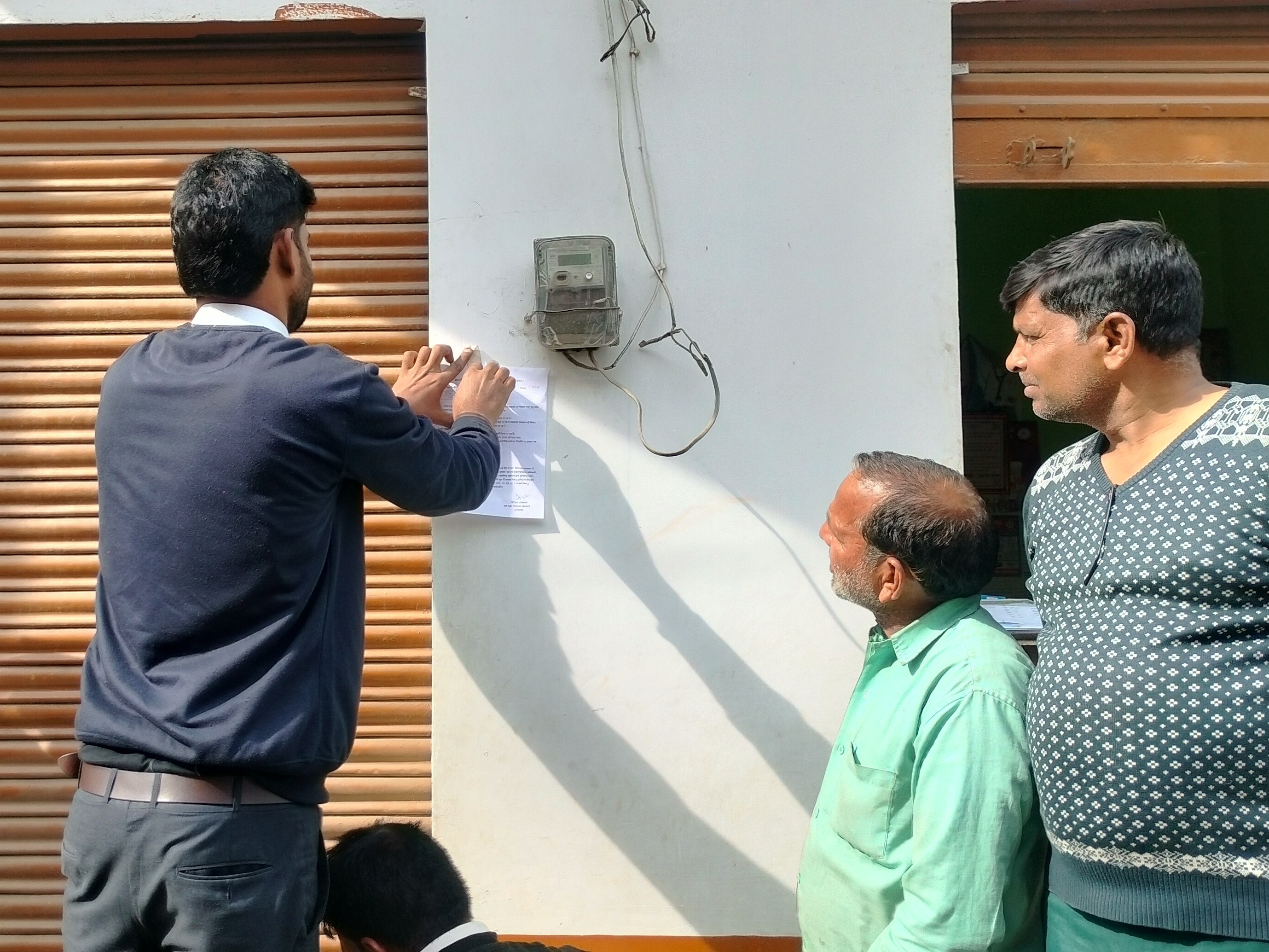 ACMO seals three shops in Parwana, Bulandshahr | बुलंदशहर के परवाना में ...