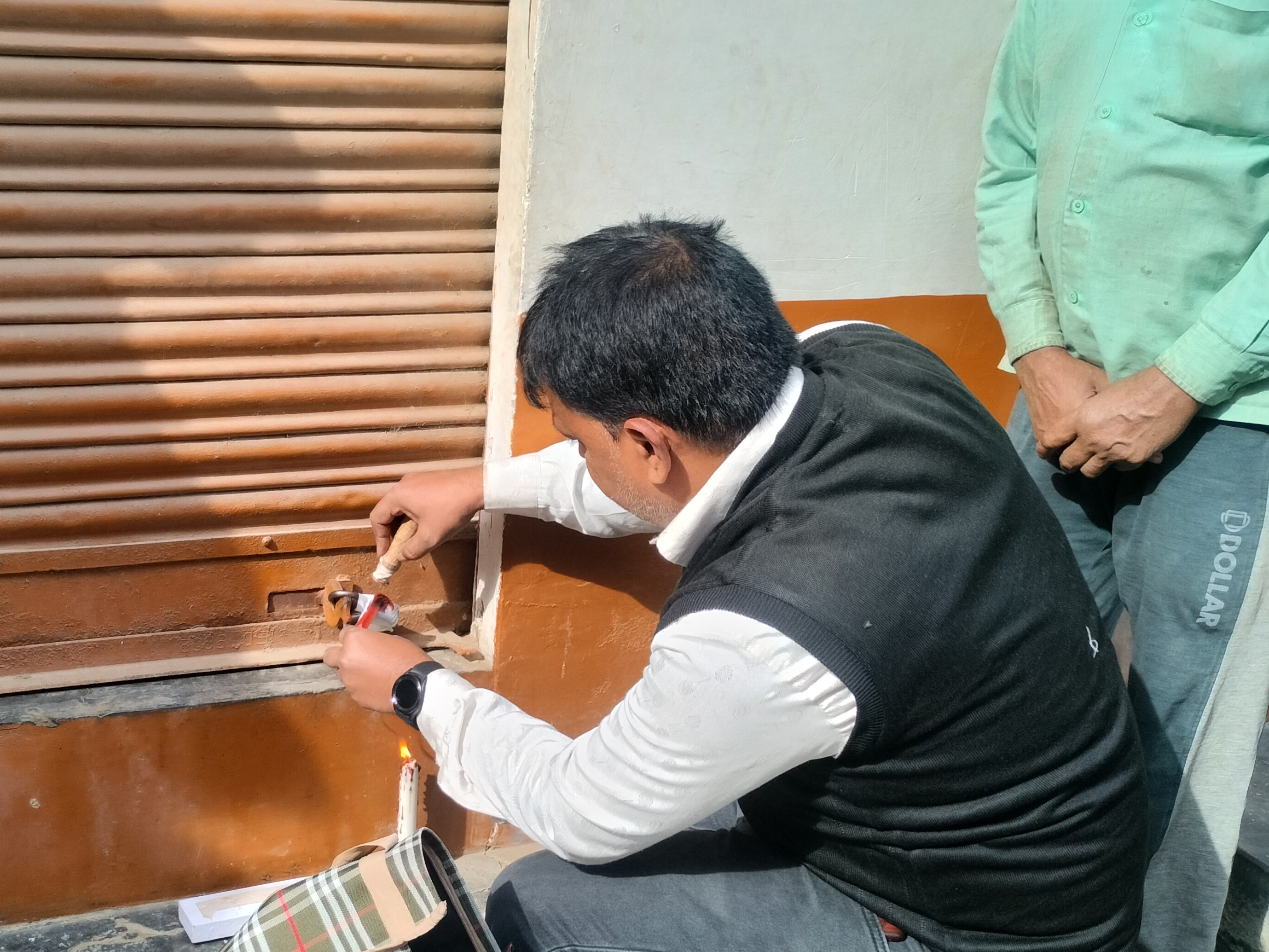 ACMO seals three shops in Parwana, Bulandshahr | बुलंदशहर के परवाना में ...