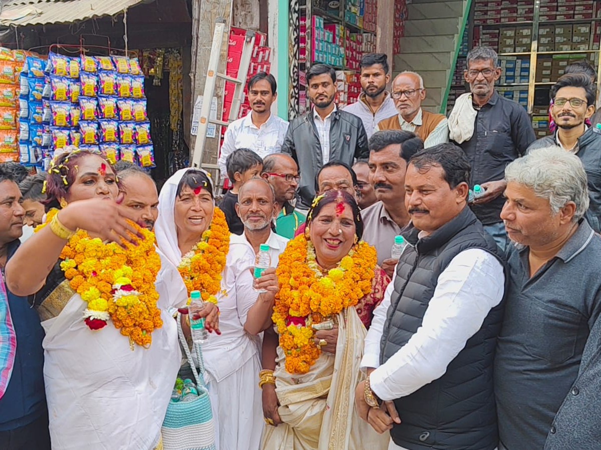 Eunuchs took out a grand Kalash Yatra in Charkhari.