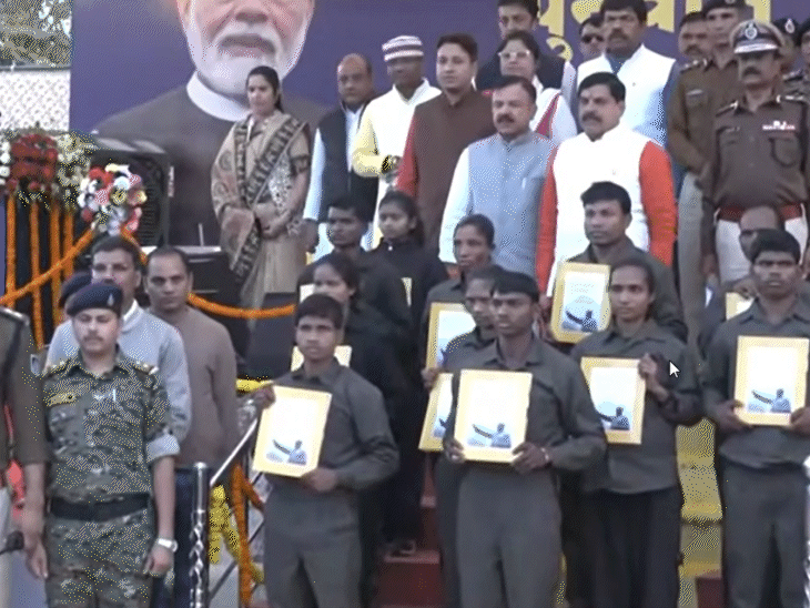 10 naxalites surrender before Madhya Pradesh CM; Group includes ₹62 ...