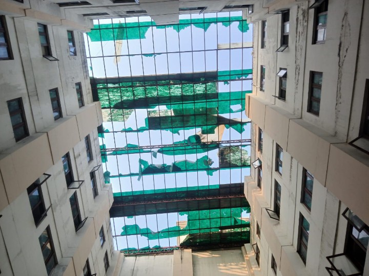 The roof of the emergency ward of Vims Hospital in Pawapuri collapsed ...