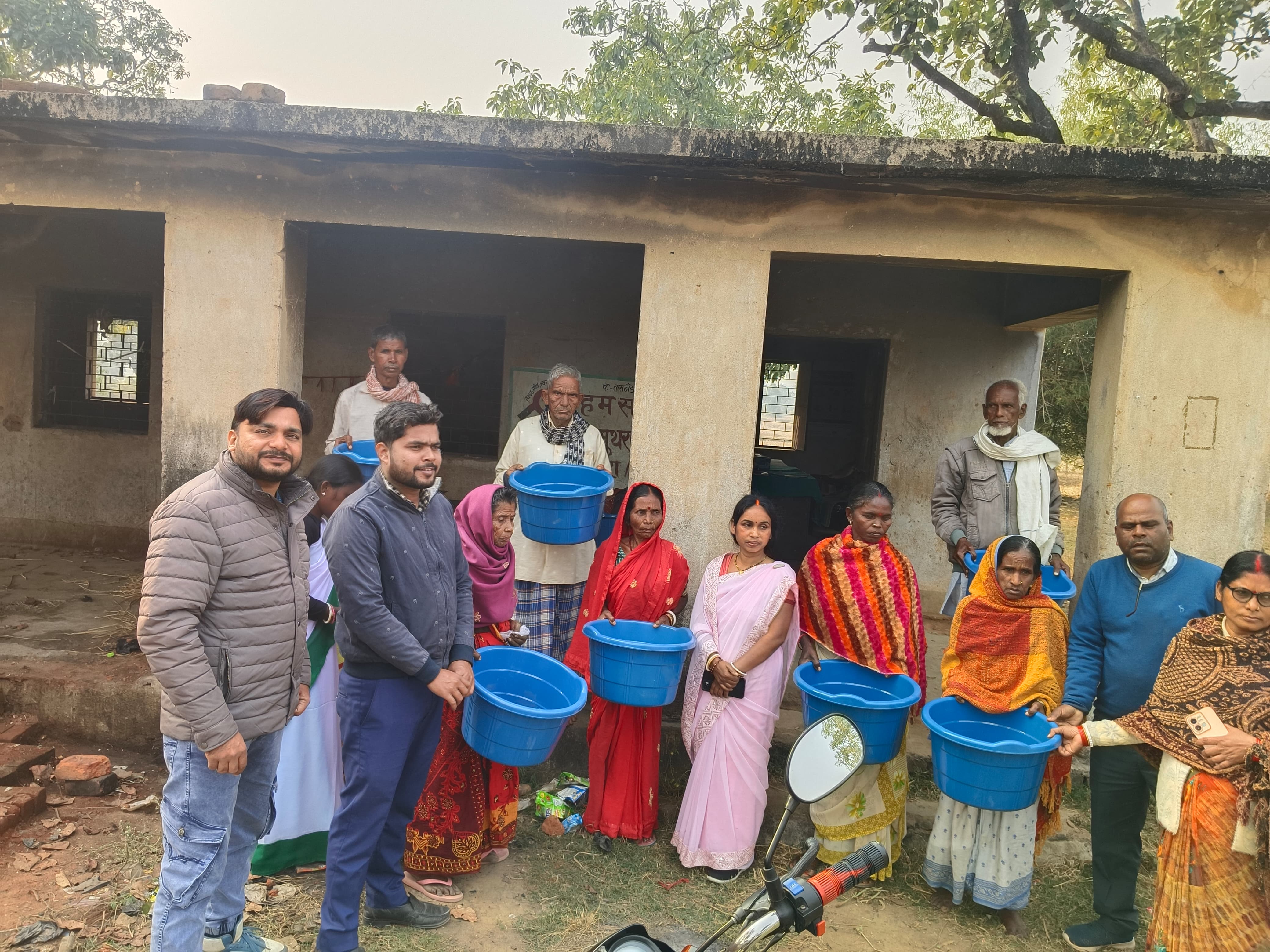 Distribution of MMDP kits among filariasis patients in Taratand ...