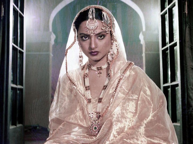 Rekha received award at Red Sea International Film Festival | Bhaskar ...