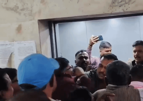 Anti Corruption Team attacked after catching PDA Clerk in Prayagraj ...