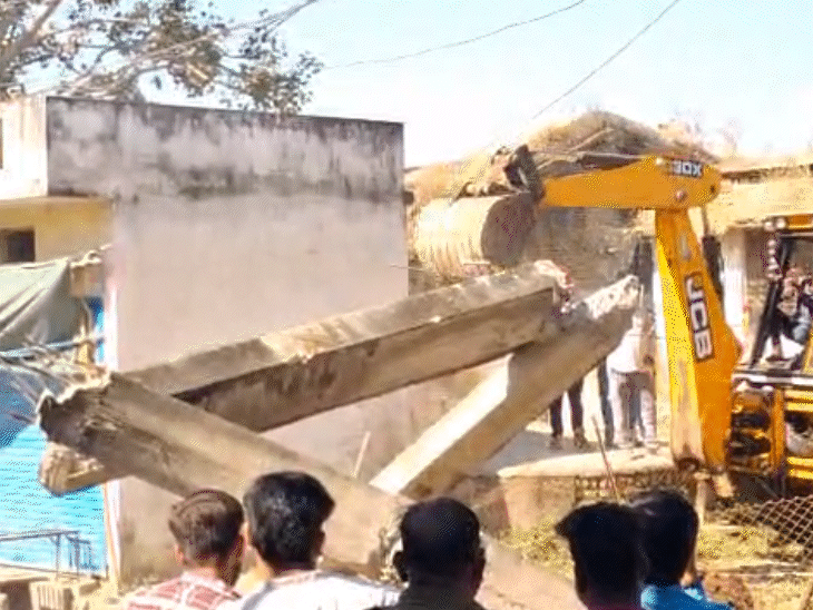 The staff arrived in Khandwa to remove the encroachment of the Dargah.