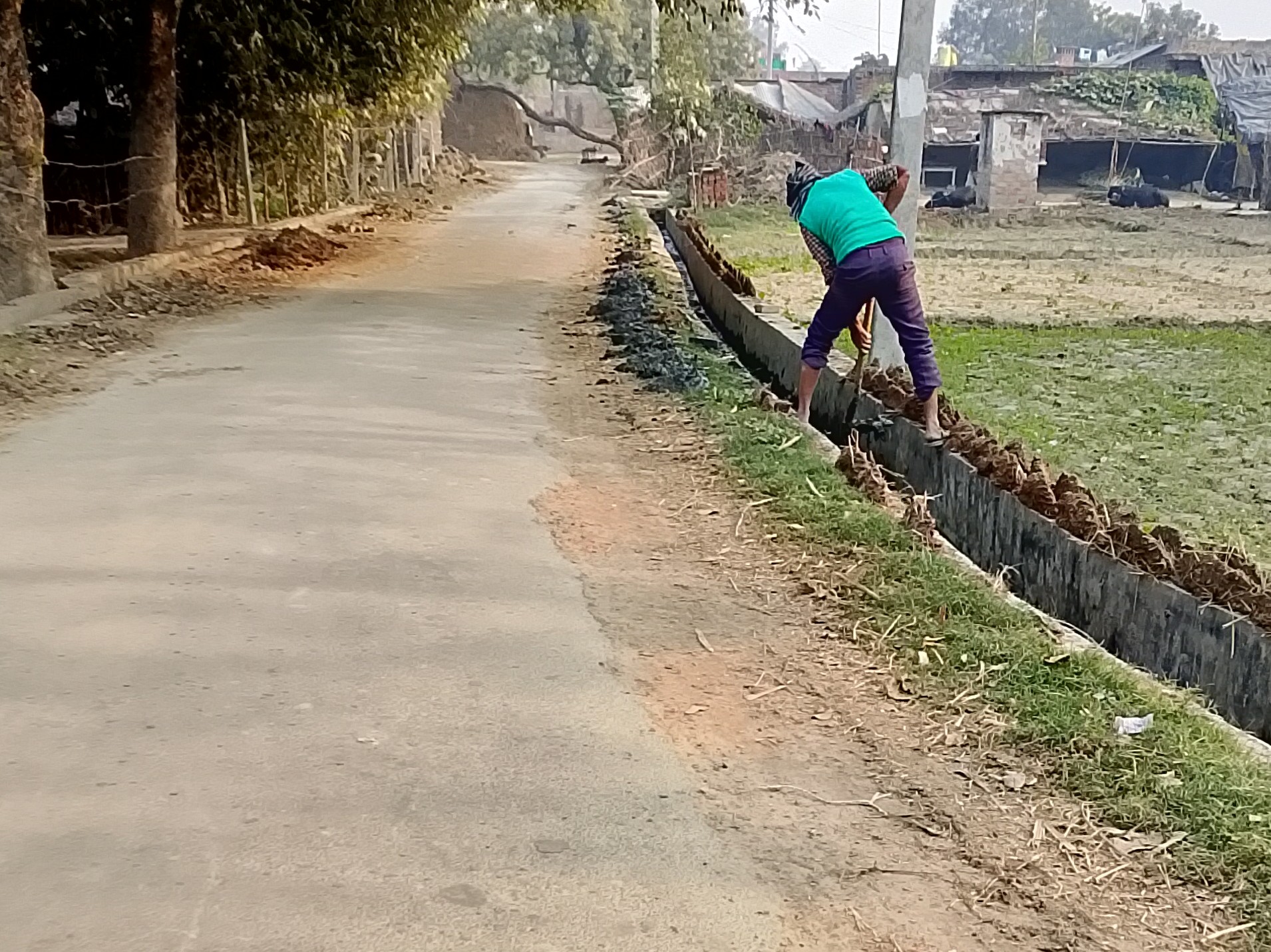 Cleaning of drains started in Munshi Purva village