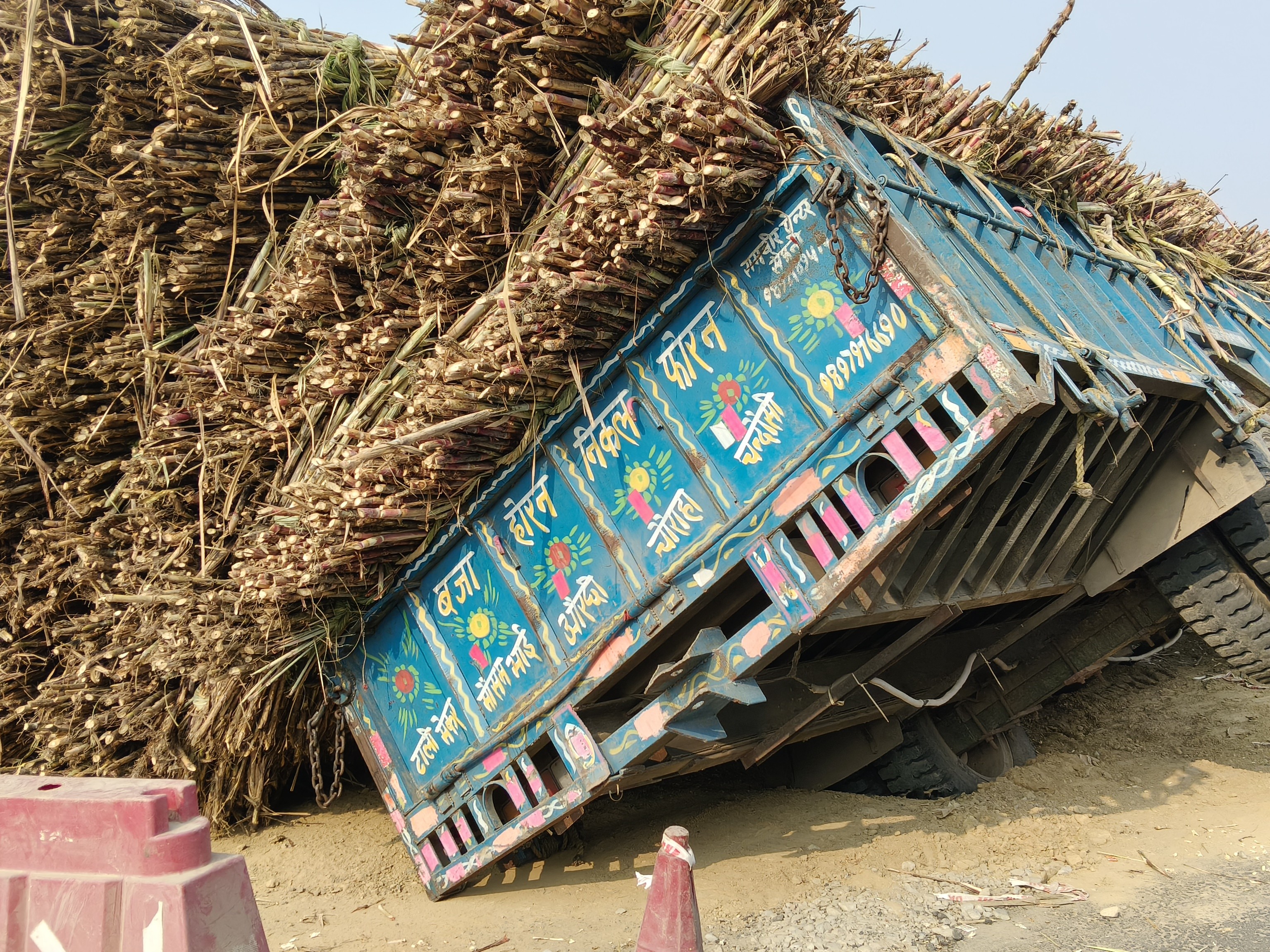 Overloaded sugarcane trolley overturns in Badaun | बदायूं में ओवरलोड ...