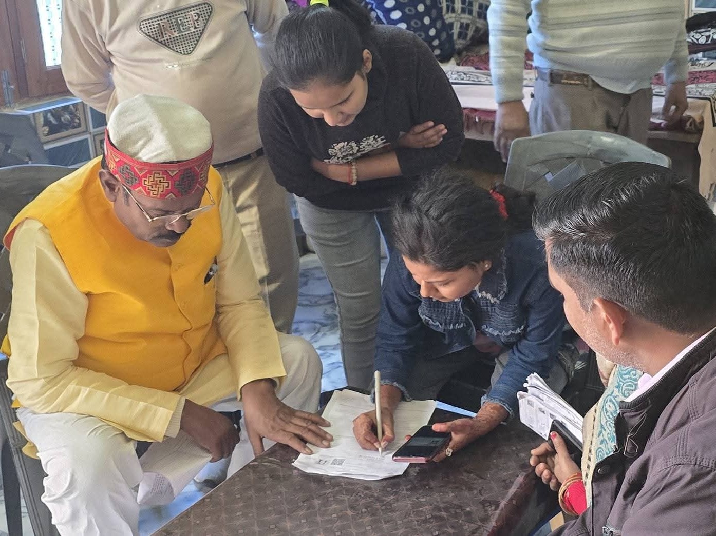 Today is the last day to submit the SIR form. | SIR फॉर्म जमा करने का ...