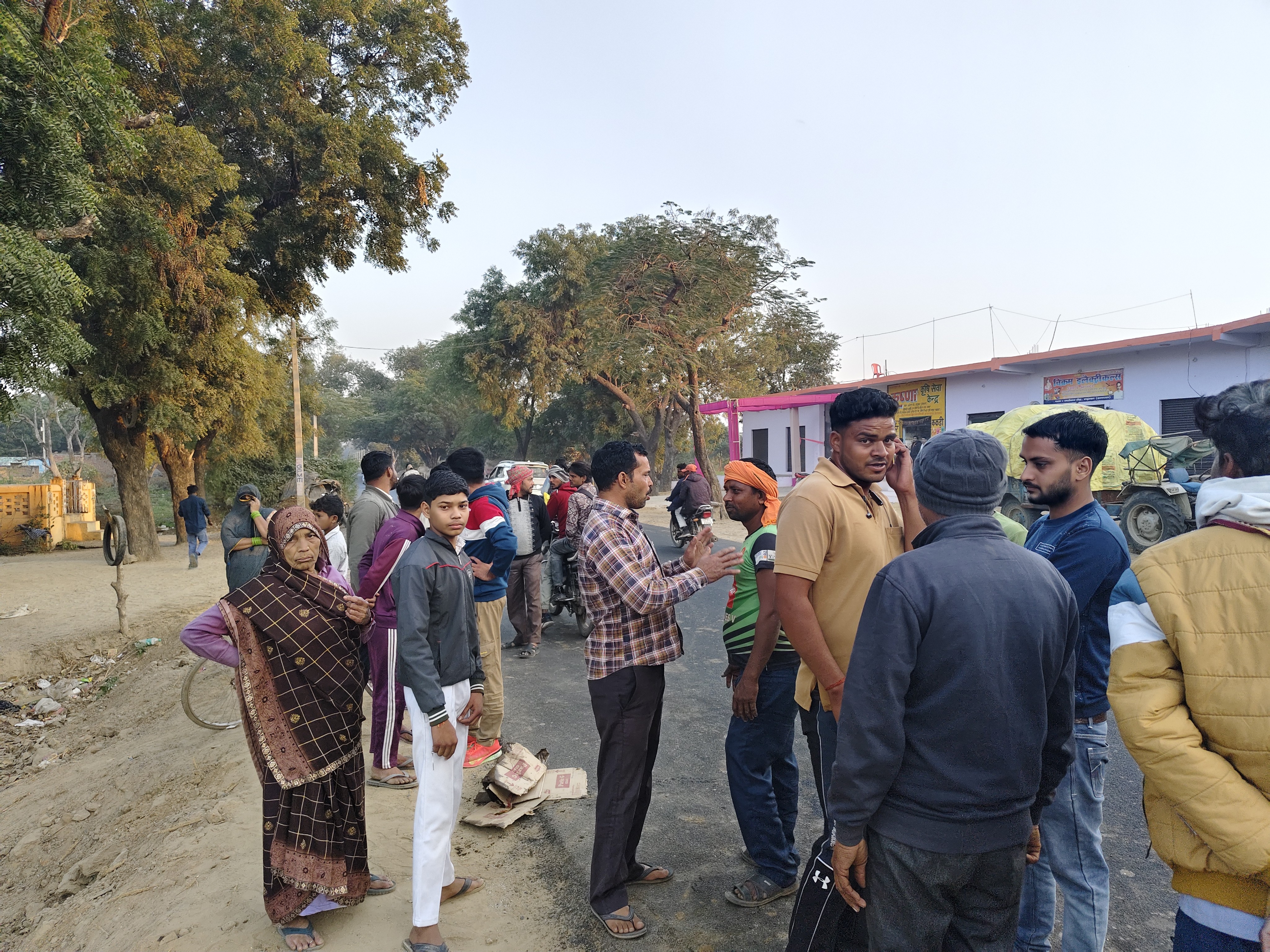 A major accident was averted on the Sadabad-Jalesar road, with the ...