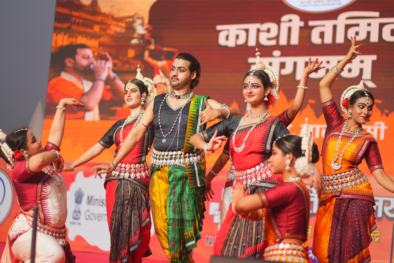 Singing, playing and dancing performances were held on the stage of ...