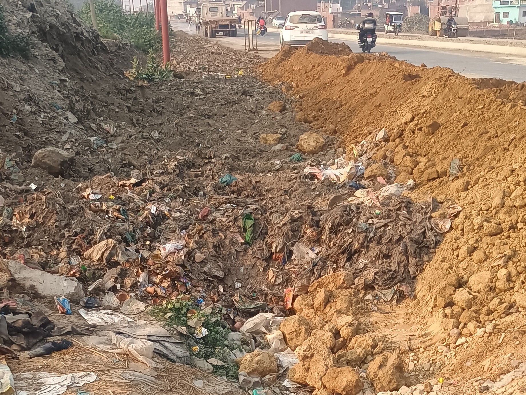 Construction of tracks from garbage heaps on Gosaiganj bypass