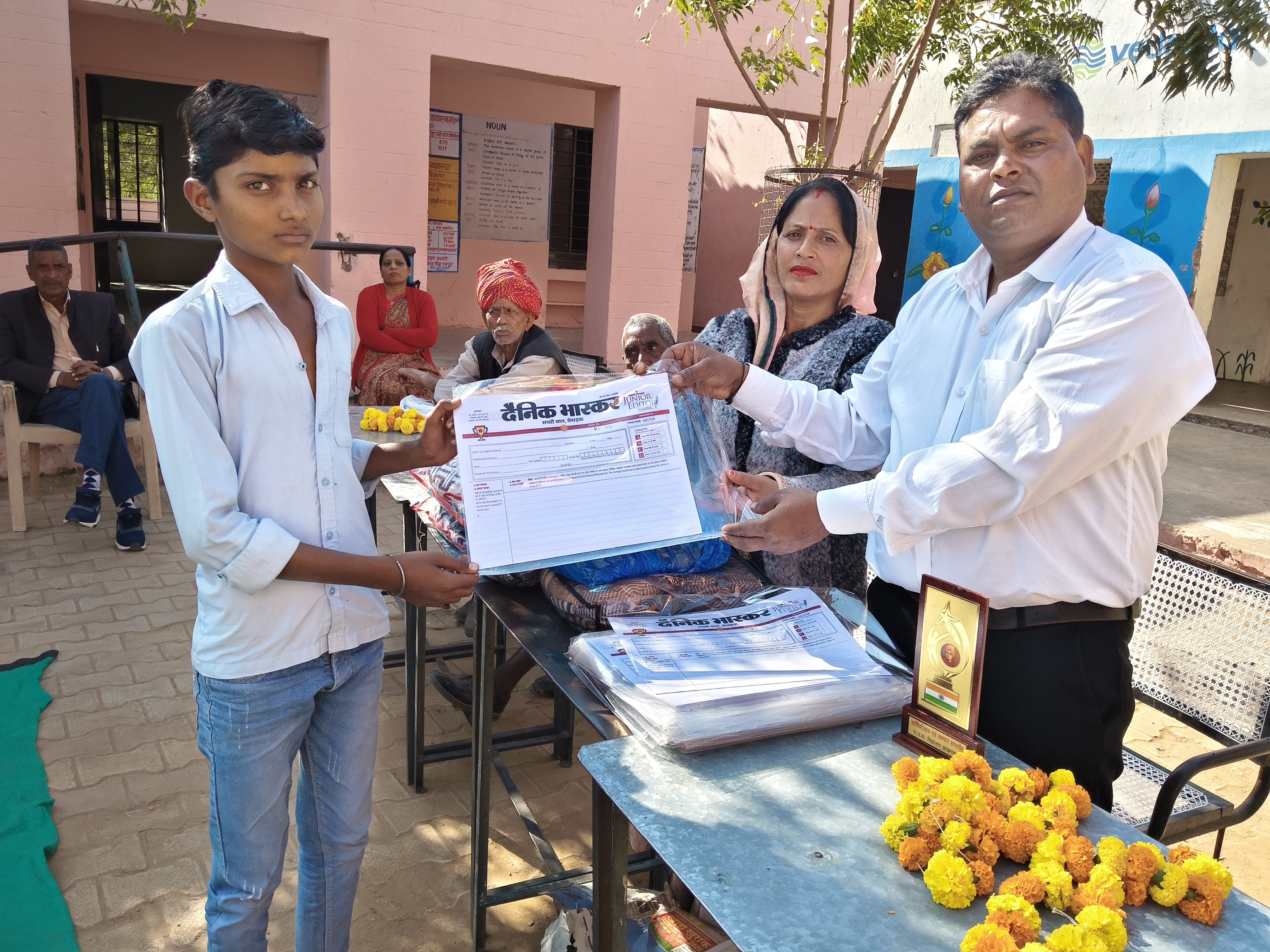 Copies of Junior Editor distributed in Sainthal school | सैंथल के स्कूल ...