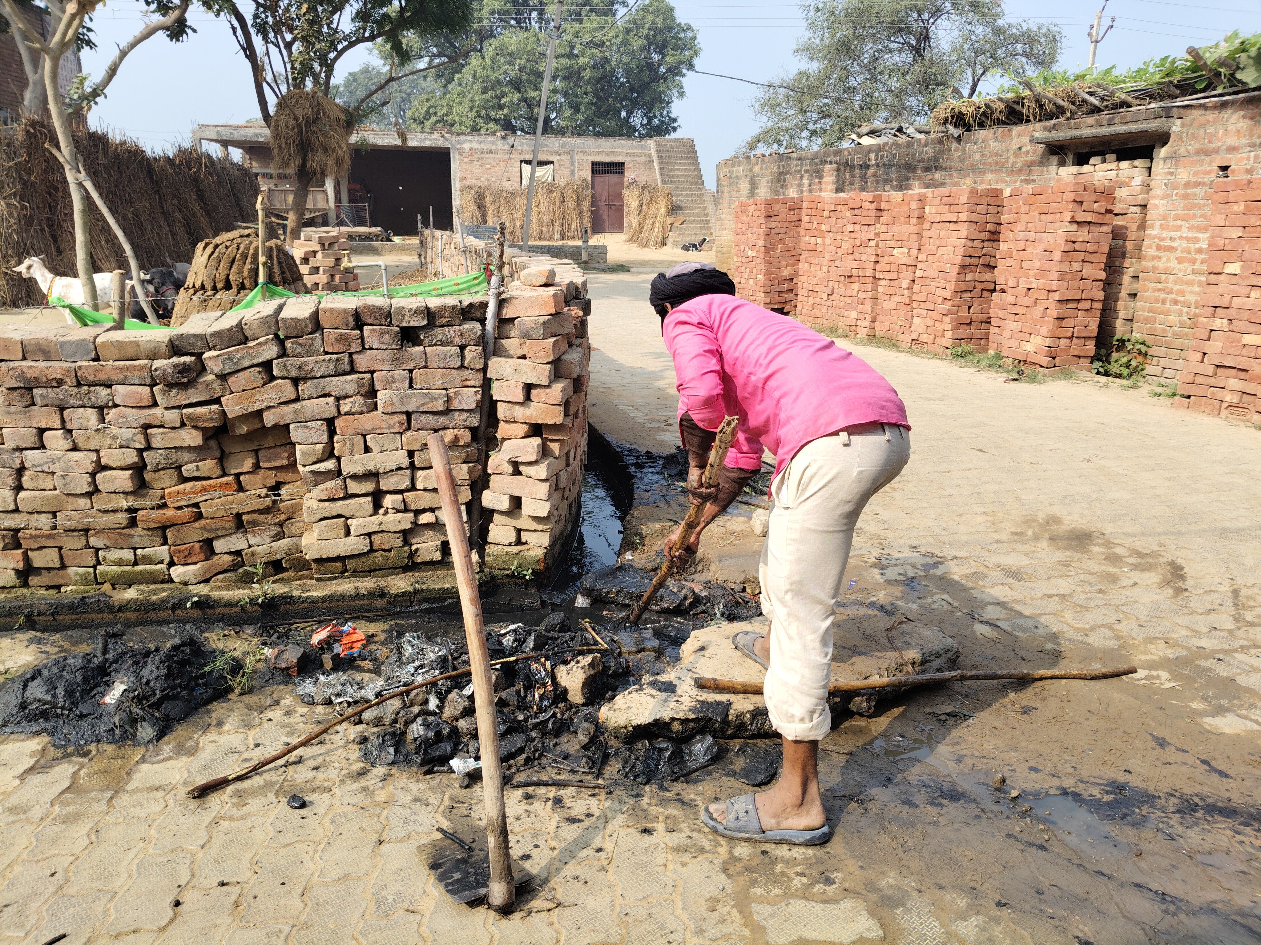 Cleanliness drive in Etawah, cleaning of drains and streets | इटावा में ...
