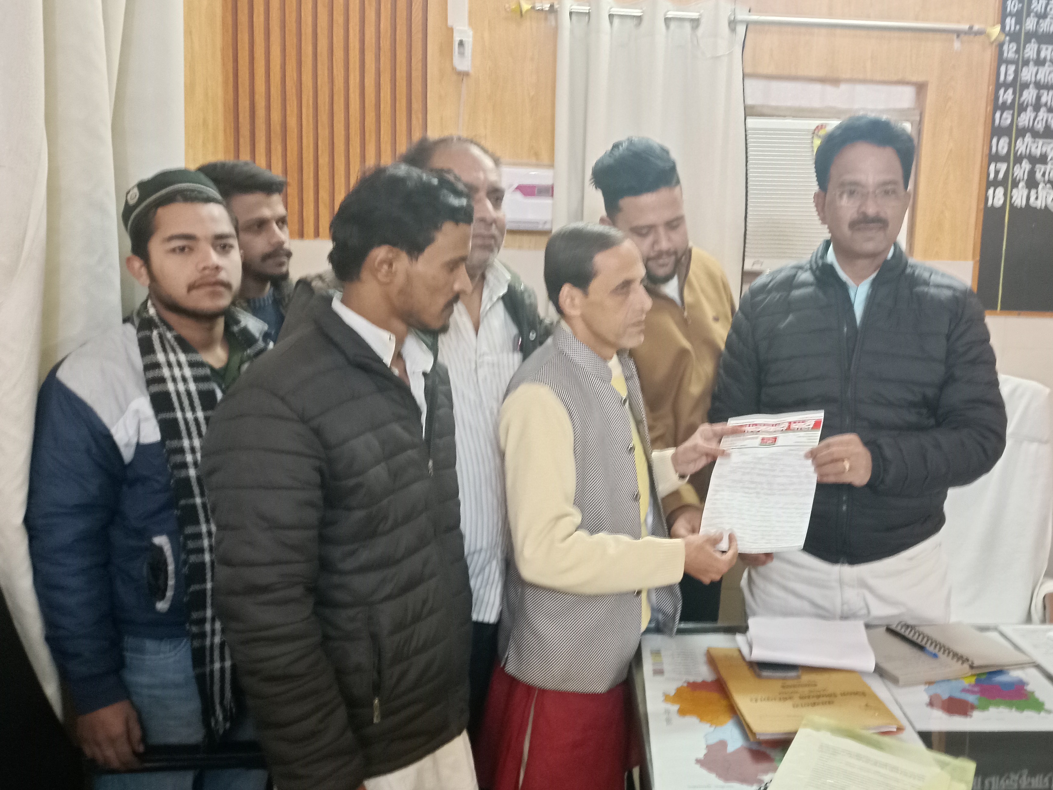 In Sambhal, SP workers submitted a memorandum to the sub-district ...