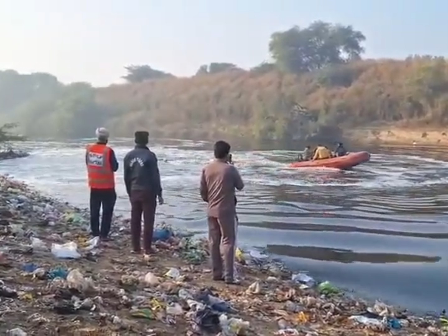 Faridabad Etmadpur bridge youth jumped canal