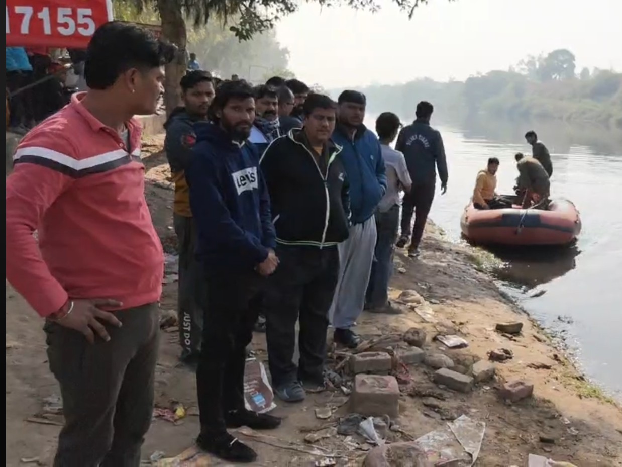 Faridabad Etmadpur bridge youth jumped canal