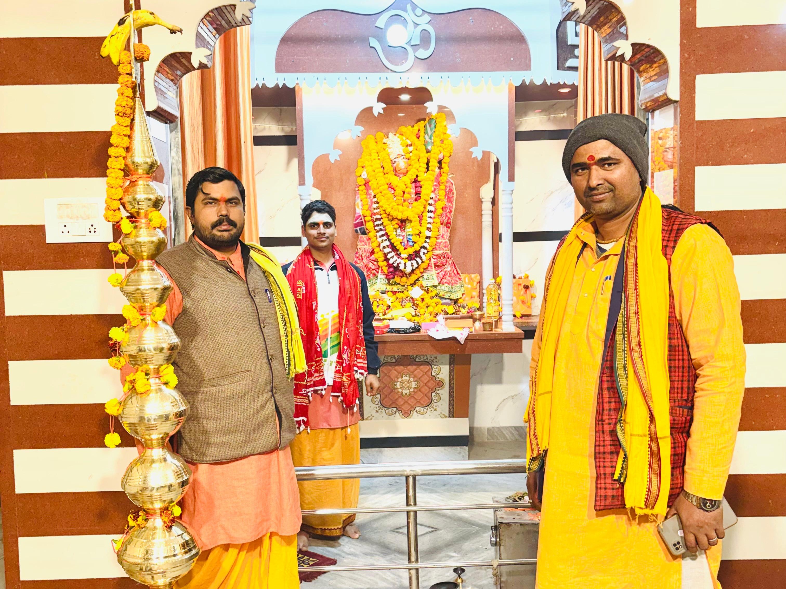 Kalash worship completed at the peak of Gosaiganj Hanuman Temple