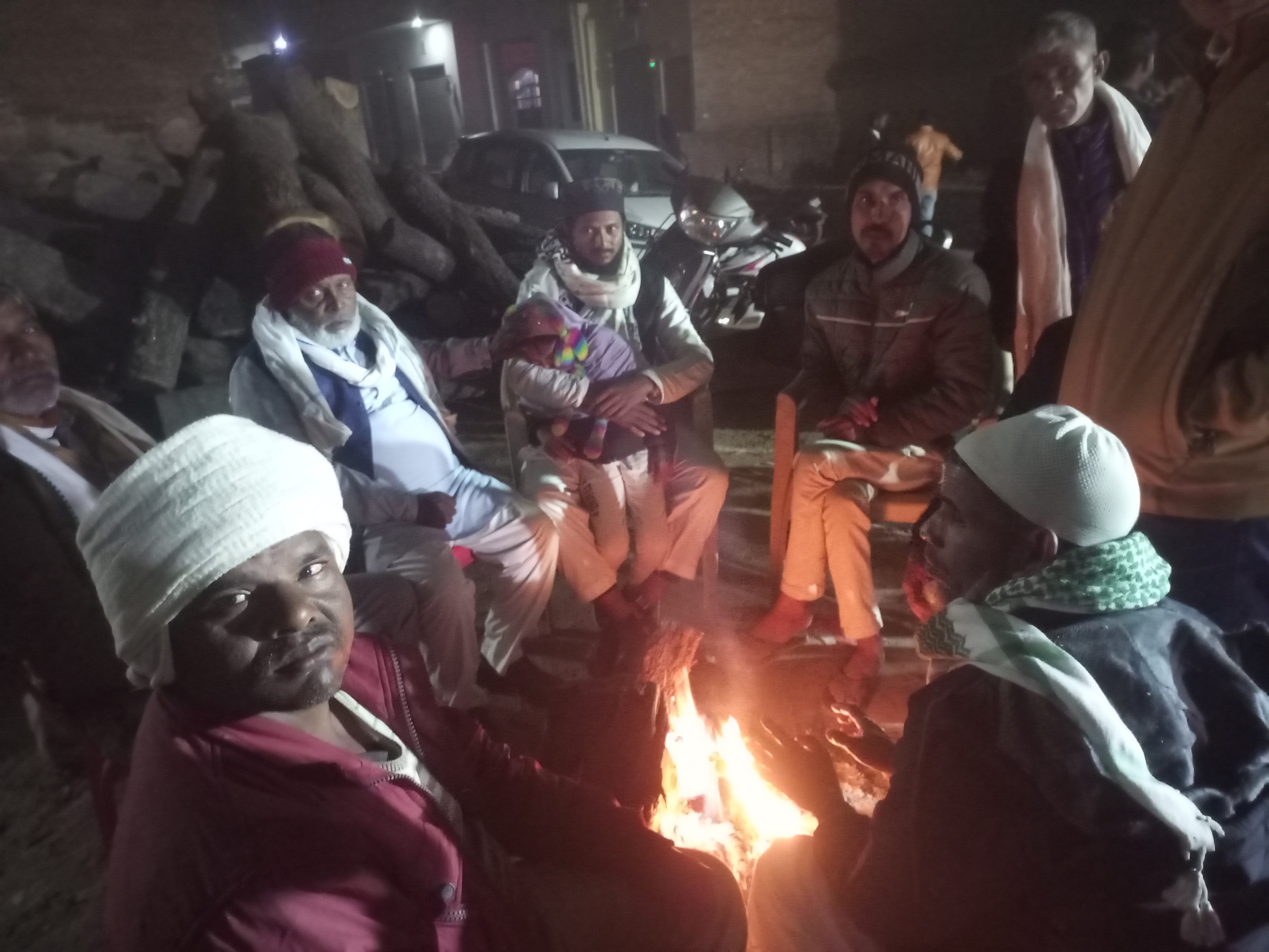 Bonfires lit at Ramlila Maidan to ward off the cold | रामलीला मैदान में ...