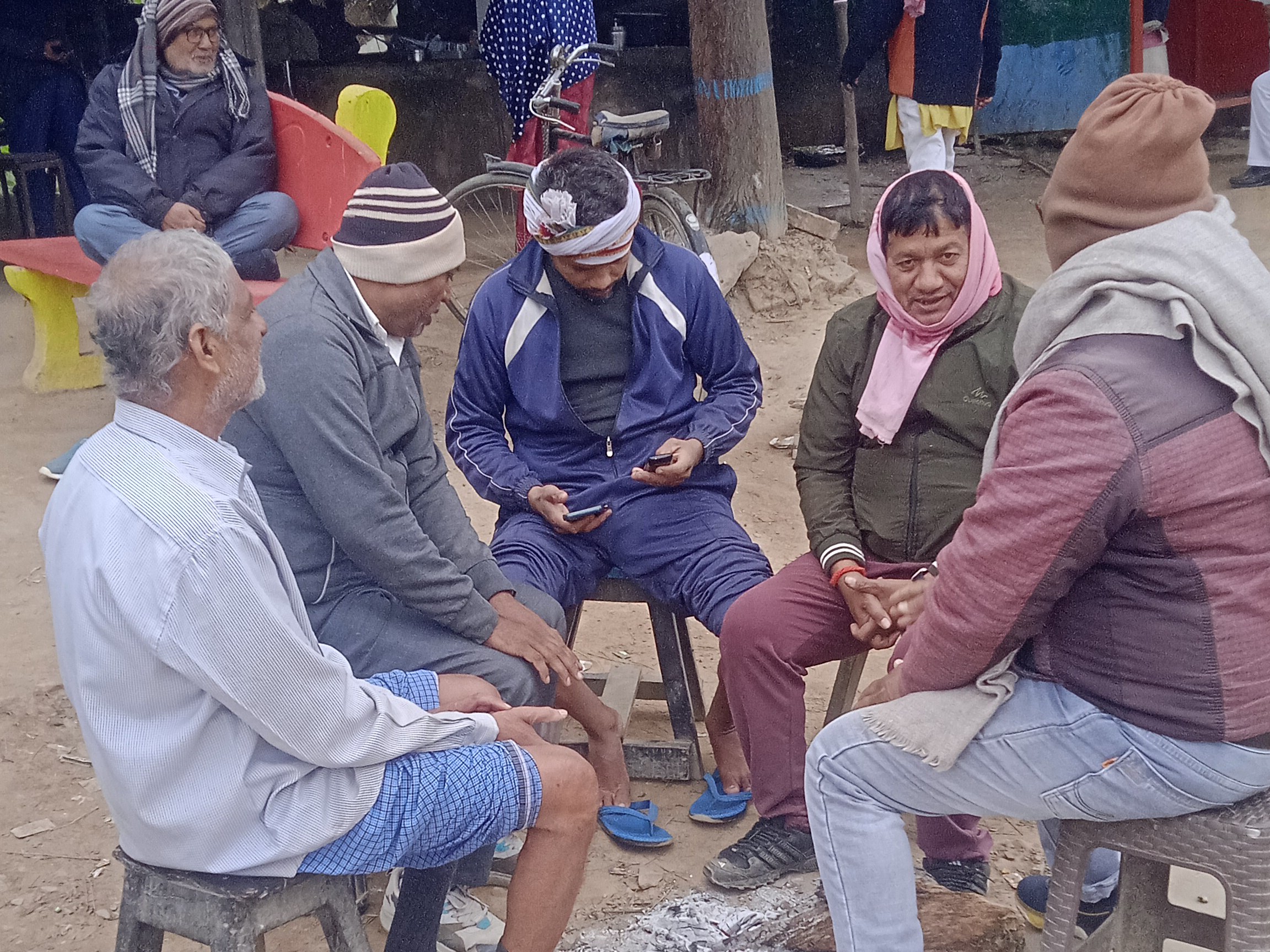 Severe cold in Gagaha, social worker lit bonfire